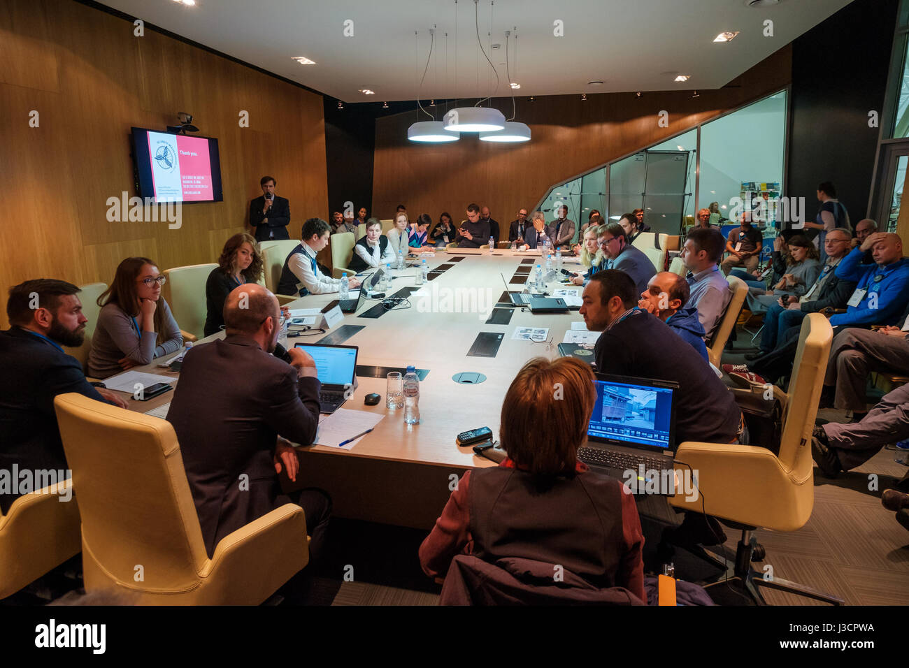 People at round table session Stock Photo - Alamy