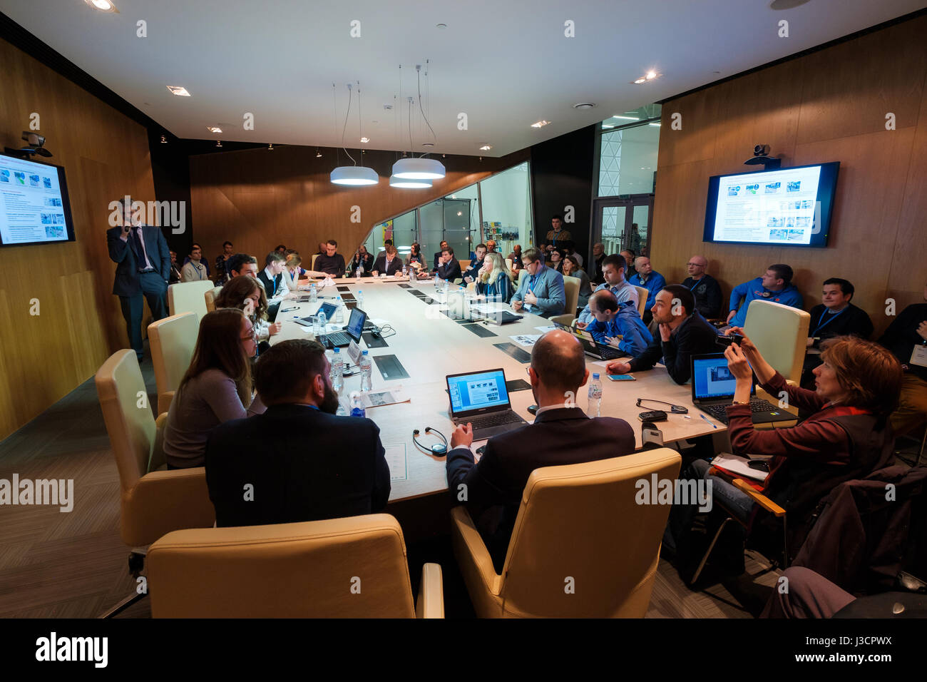 People at round table session Stock Photo - Alamy