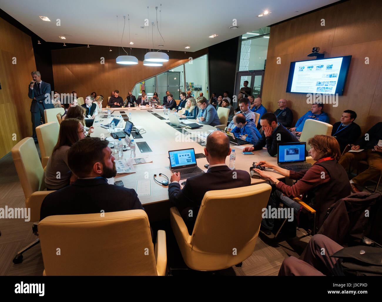 People at round table session Stock Photo - Alamy