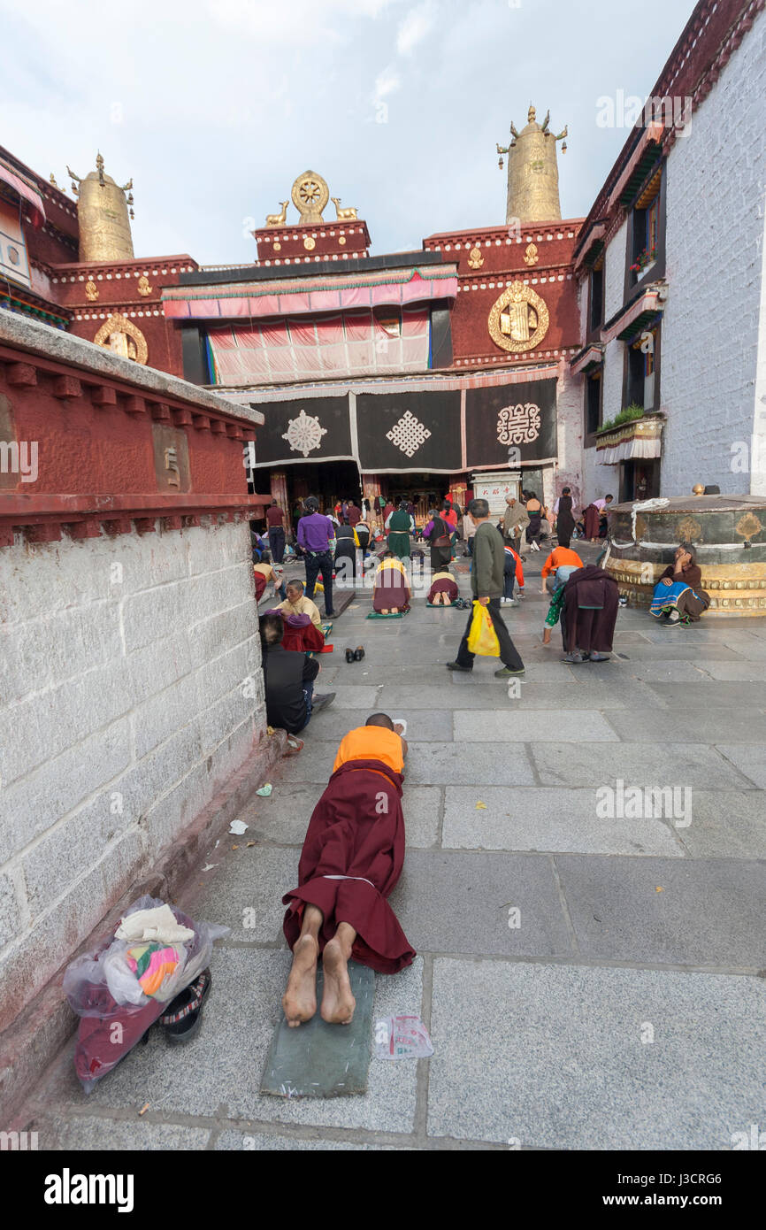Tibetan Buddhist monk performing prostration in front of Jokhang temple ...