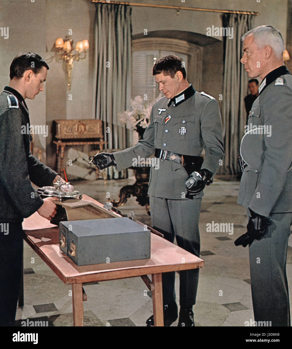 LES DOUZE SALOPARDS THE DIRTY DOZEN Year: 1967 USA LEE MARVIN CHARLES BRONSON Director: Robert ...