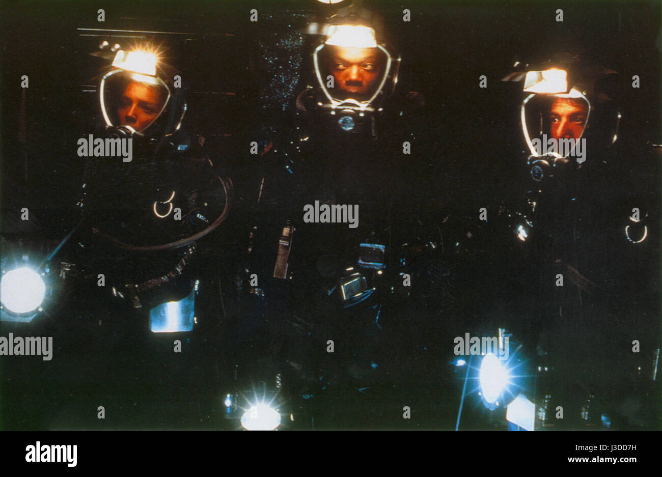 Sphere Year: 1998 USA Dustin Hoffman, Sharon Stone, Samuel L.Jackson ...