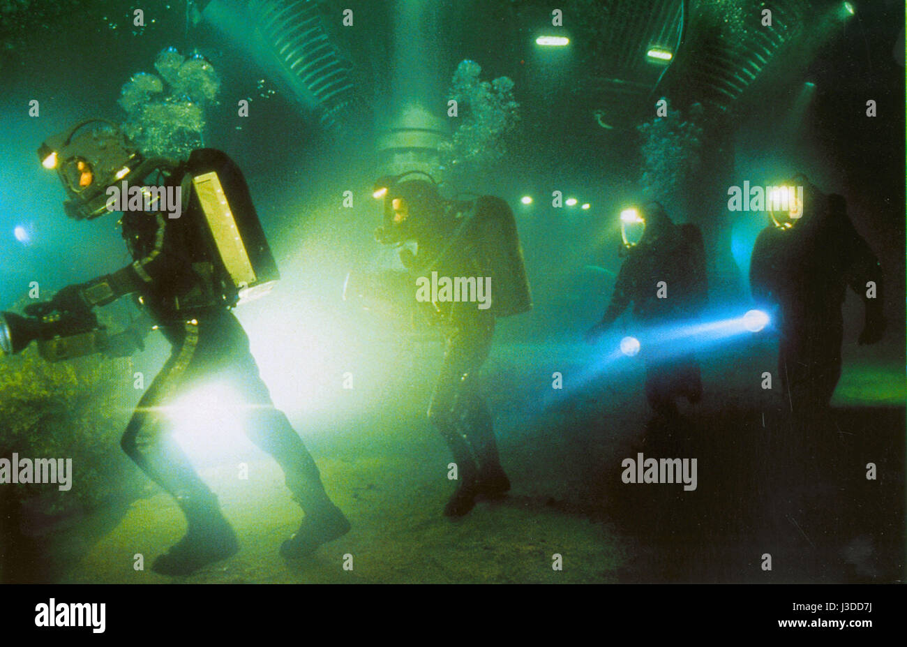 Sphere Year: 1998 USA Director: Barry Levinson Stock Photo - Alamy