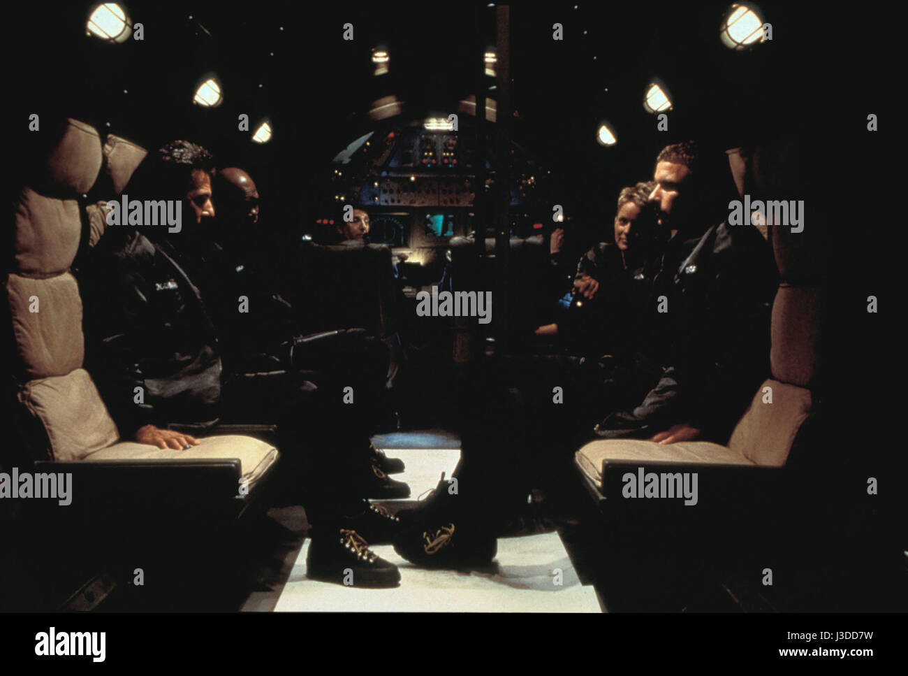 Sphere Year: 1998 USA Dustin Hoffman, Sharon Stone, Samuel L.Jackson ...