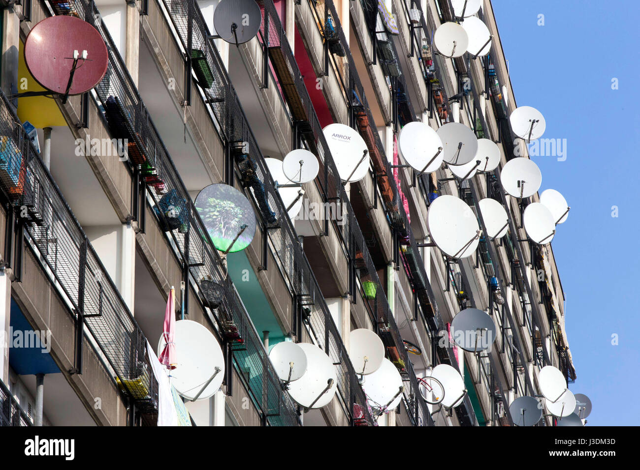 Satellite tower hi-res stock photography and images - Alamy