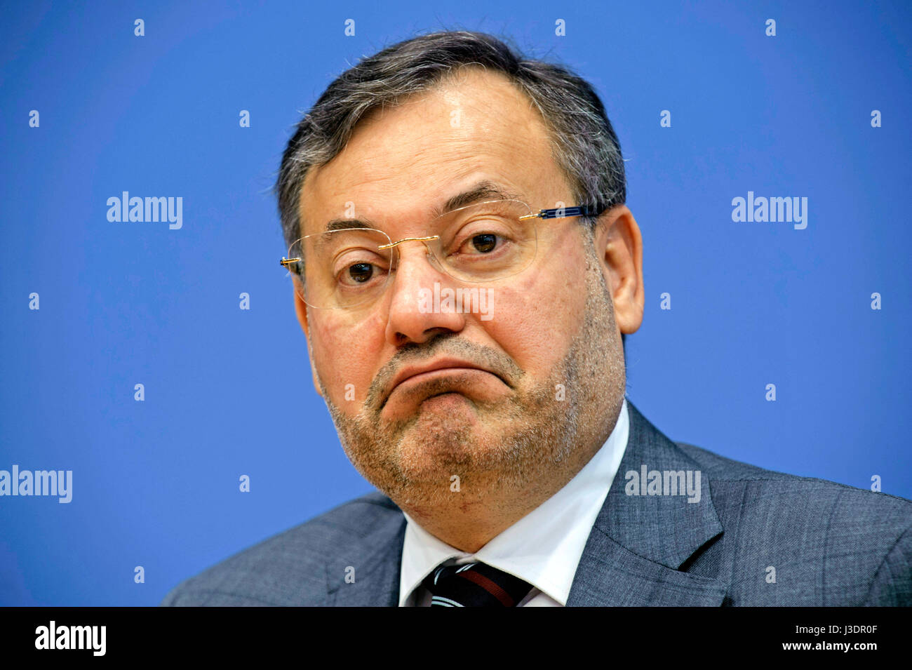 Journalist of the arabic news channel al jazeera hi-res stock ...