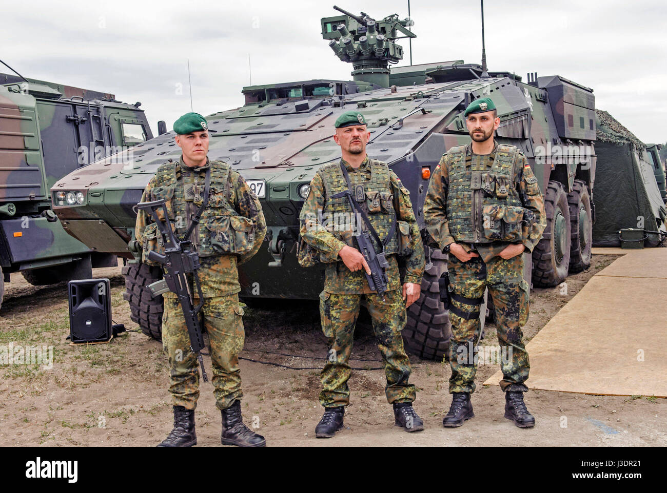 Boxing soldiers hi-res stock photography and images - Alamy