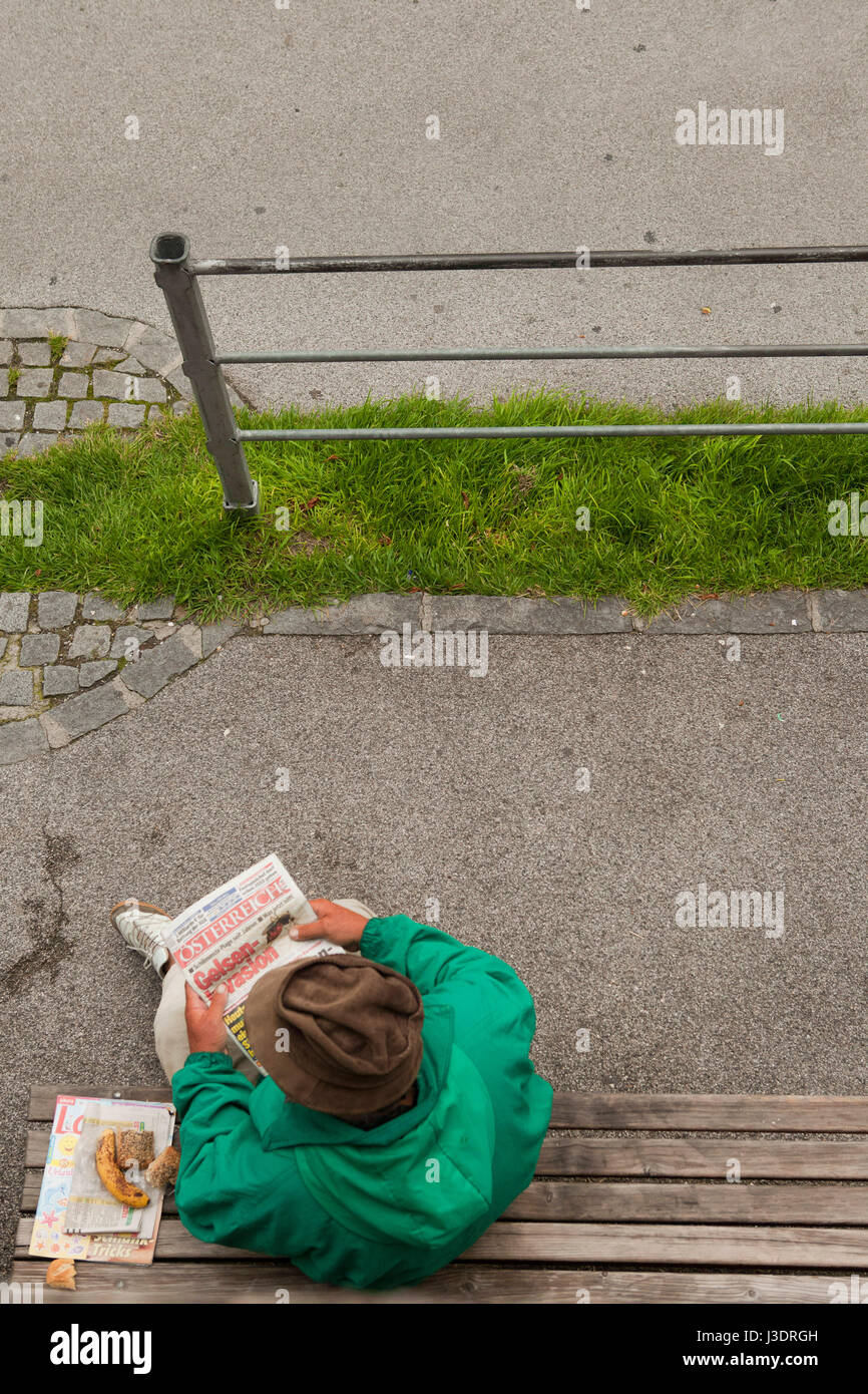 Reading homeless man hi-res stock photography and images - Alamy