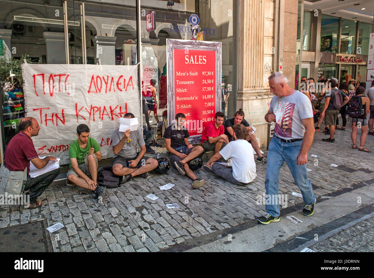 City blockade hi-res stock photography and images - Alamy