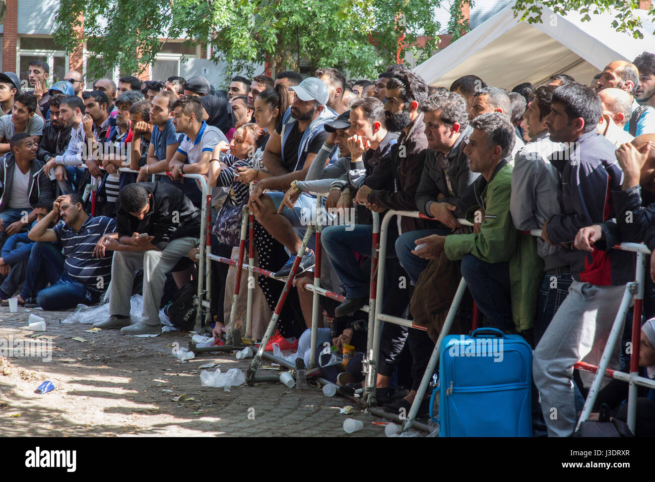 Refugees behind the fences hi-res stock photography and images - Alamy