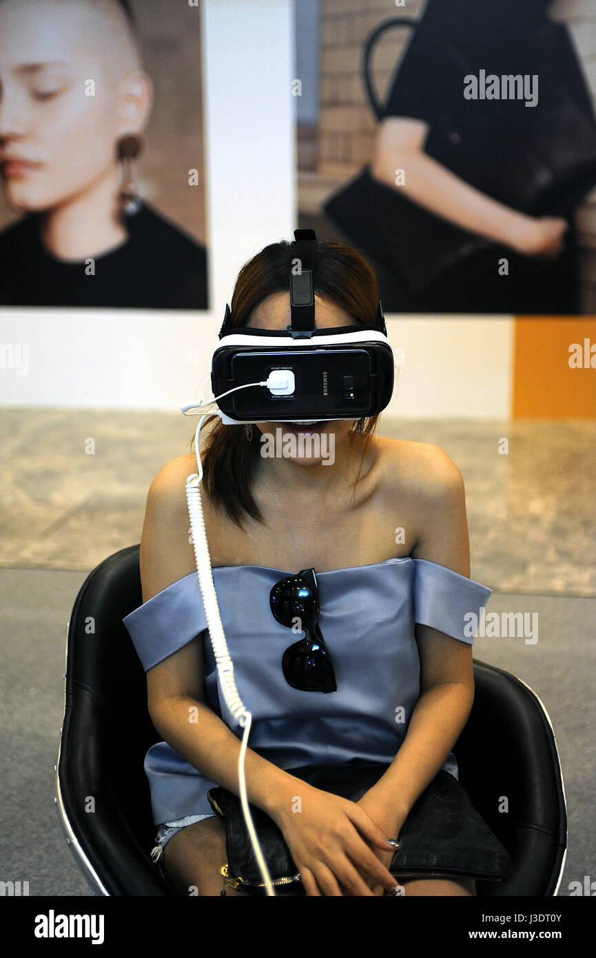 SINGAPORE. 2016. Virtual reality Stock Photo - Alamy
