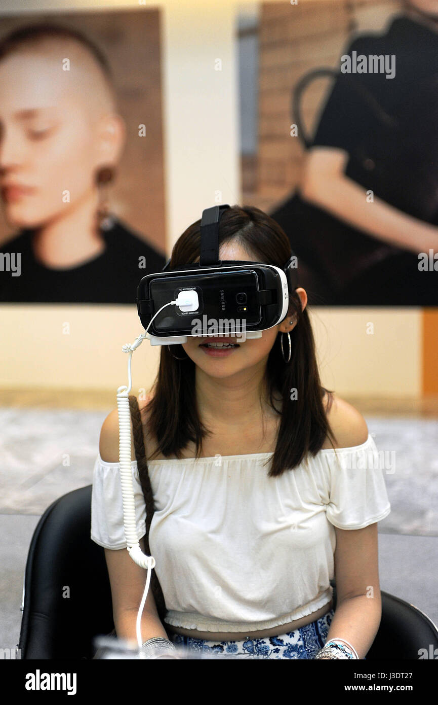 SINGAPORE. 2016. Virtual reality Stock Photo - Alamy