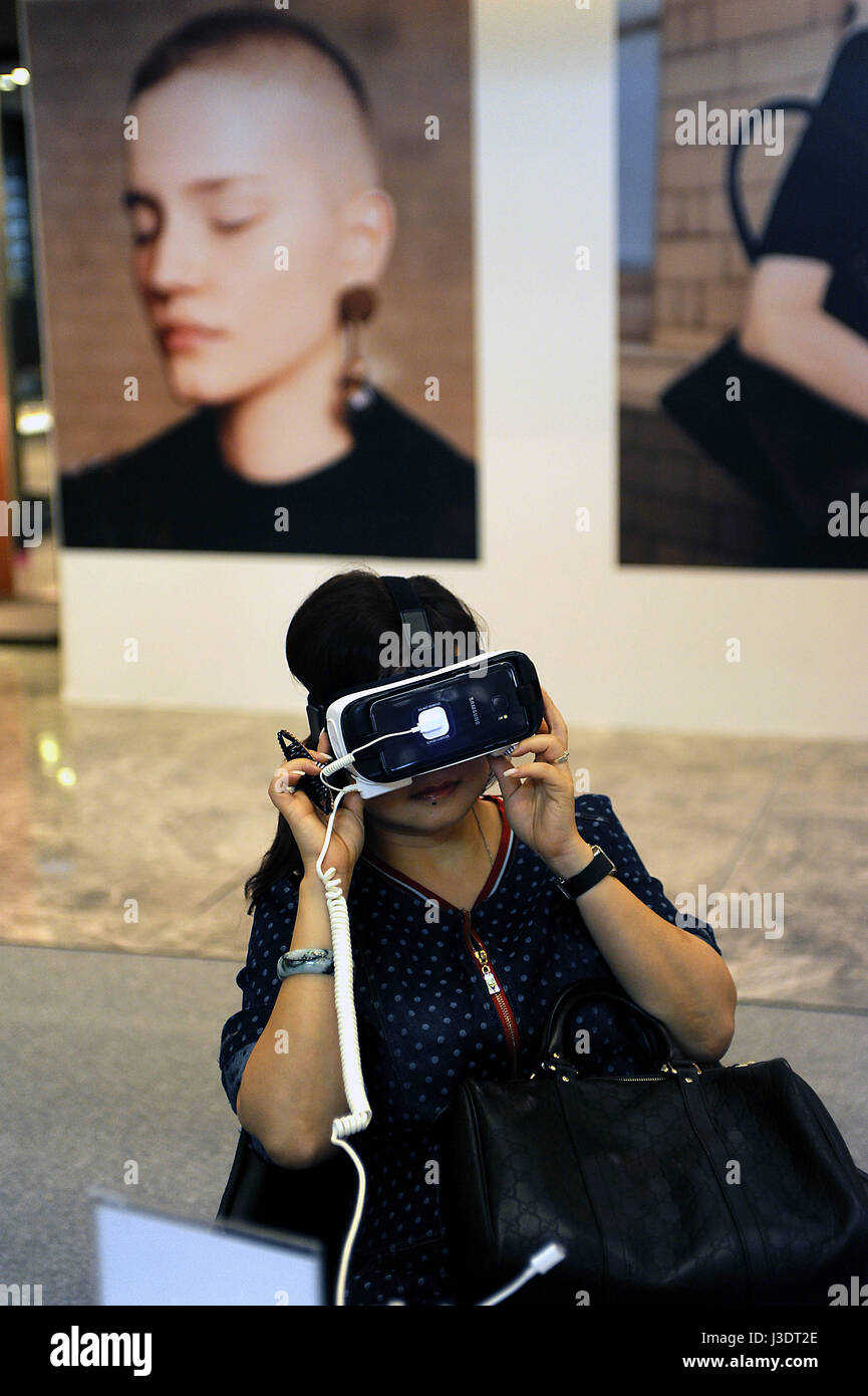 Singapore videos hi-res stock photography and images - Alamy