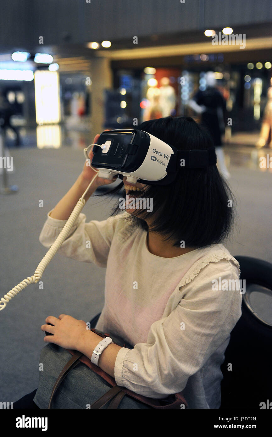 SINGAPORE. 2016. Virtual reality Stock Photo - Alamy