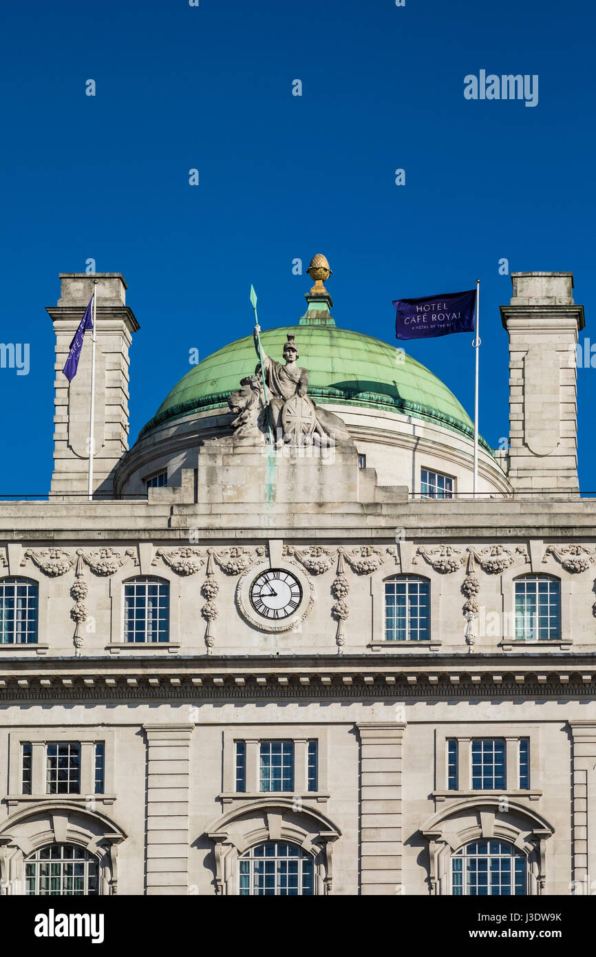 Building architecture facing onto Piccadilly Circus, London, England, U ...