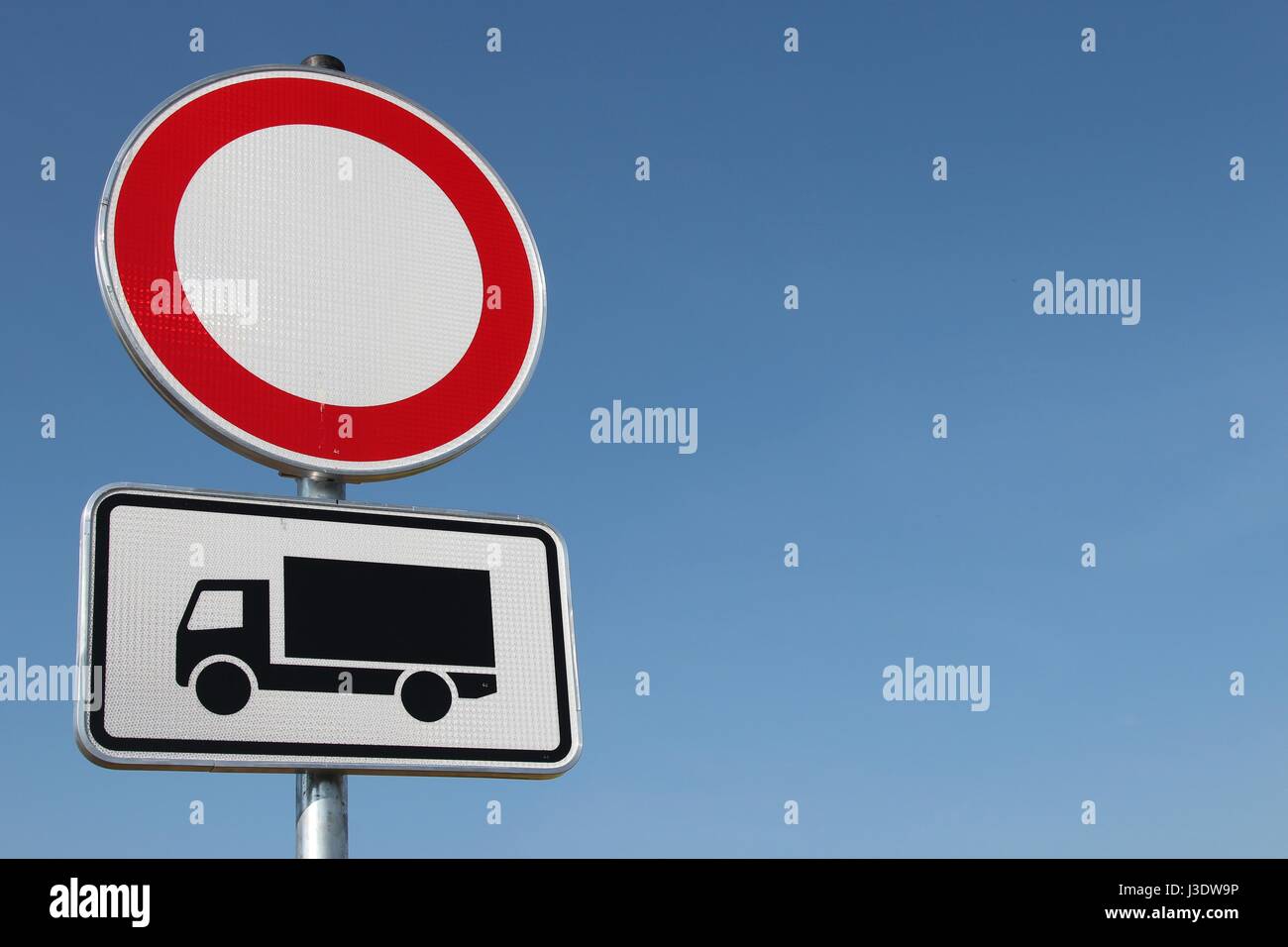 Prohibited lorry road sign hi-res stock photography and images - Alamy