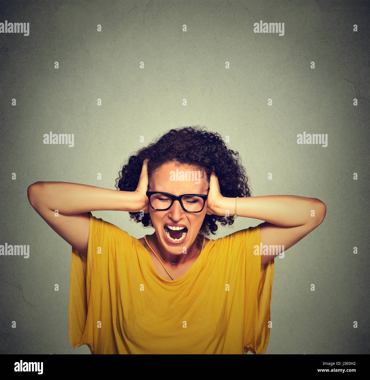 Expression female headache pain scream screaming hi-res stock ...