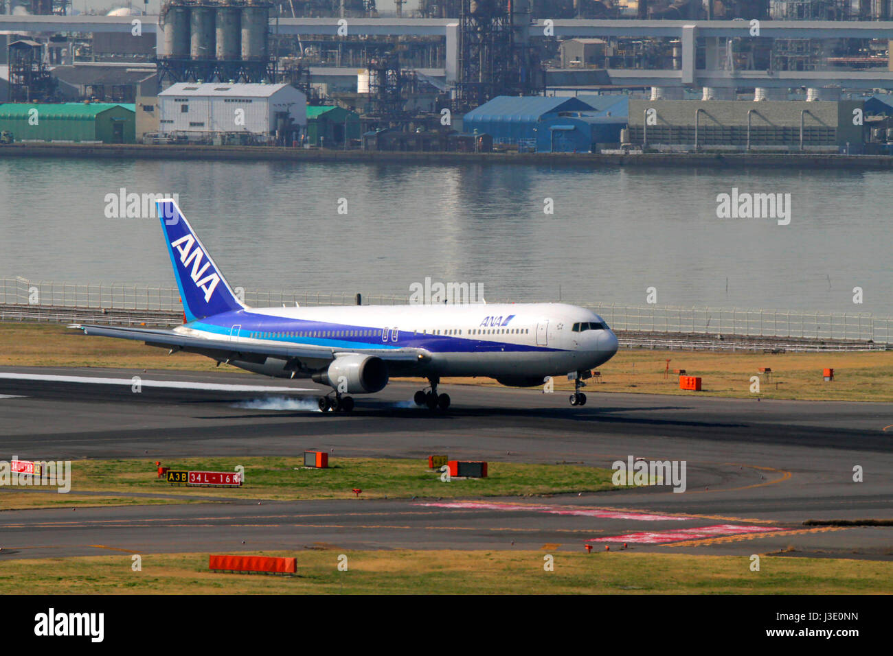 Boeing 767 landing hi-res stock photography and images - Alamy
