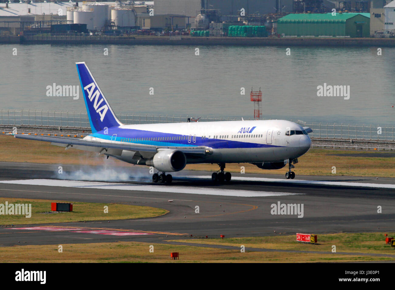 ANA Boeing 767 Landing at Haneda Airport Tokyo Japan Stock Photo - Alamy
