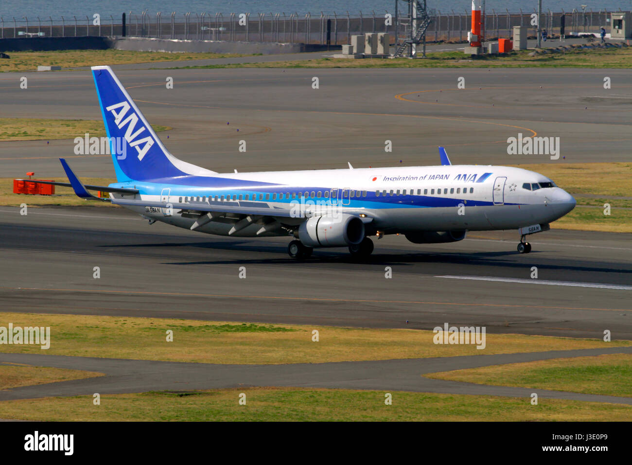 ANA Boeing 737 Landing at Haneda Airport Tokyo Japan Stock Photo - Alamy