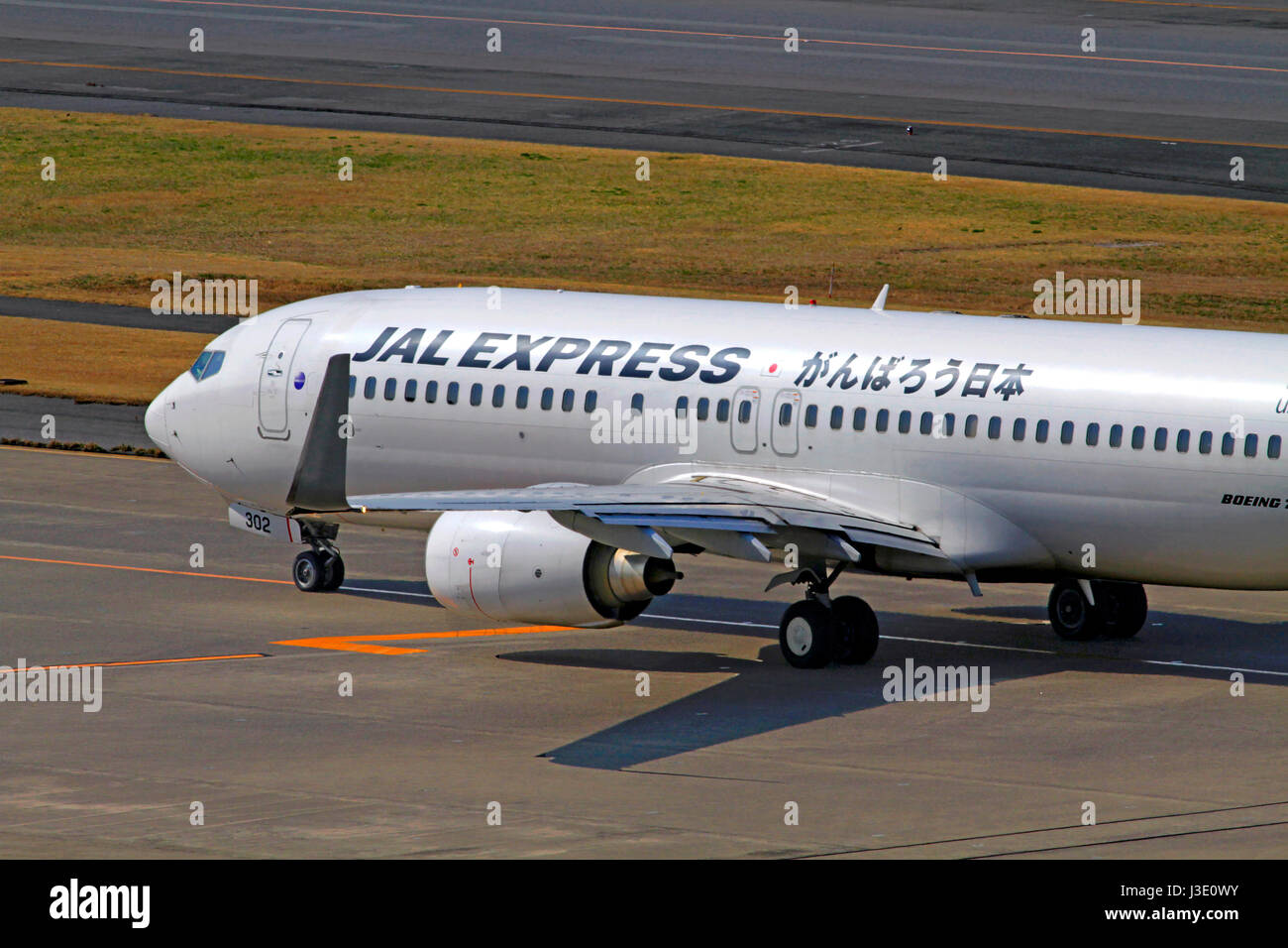 JAL Express Boeing 737 Painted Slogan "Do Our Best Japan" in Japanese ...