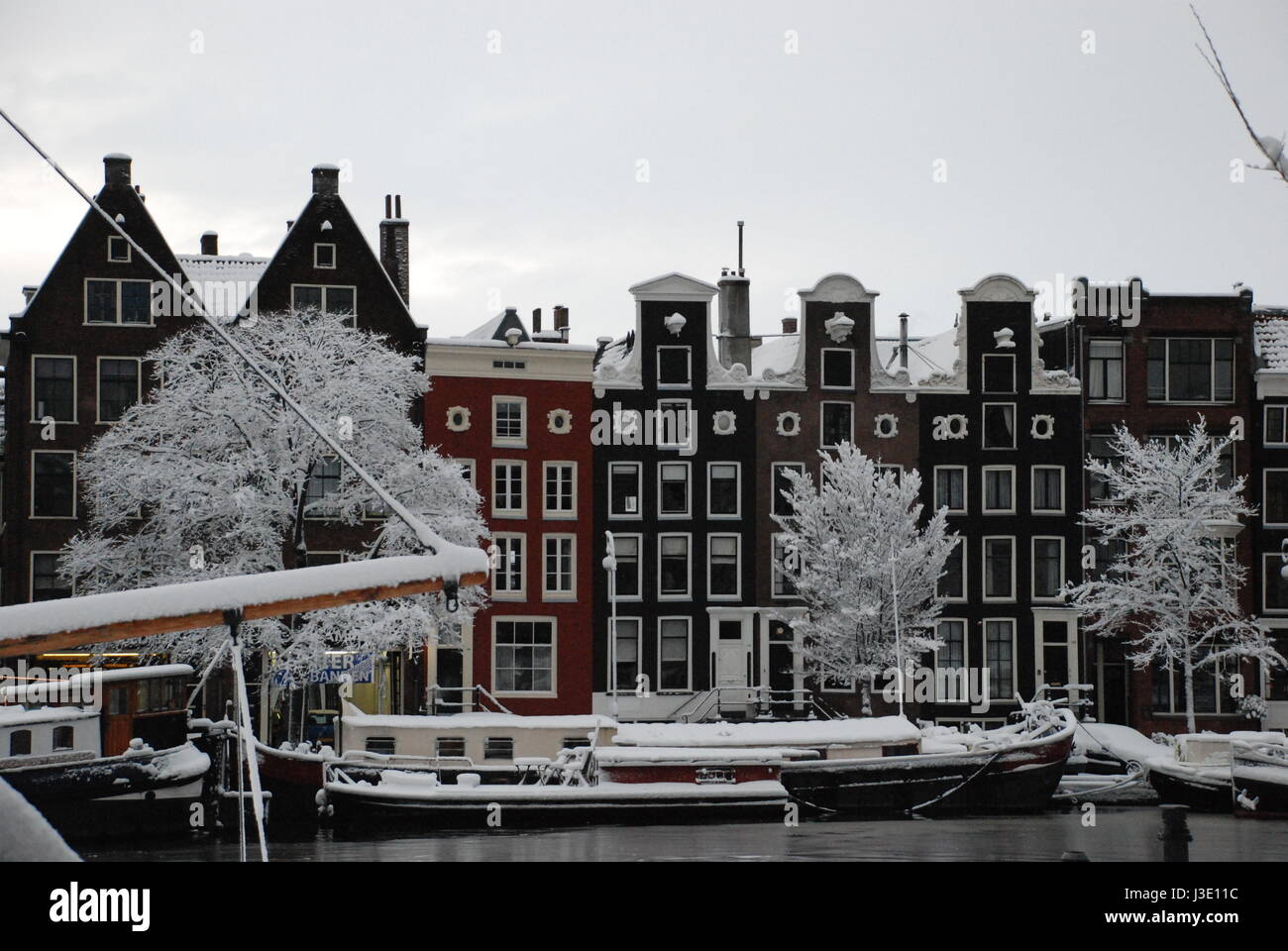 Amsterdam canal houses in the wintery snow, the Netherlands, Europe ...