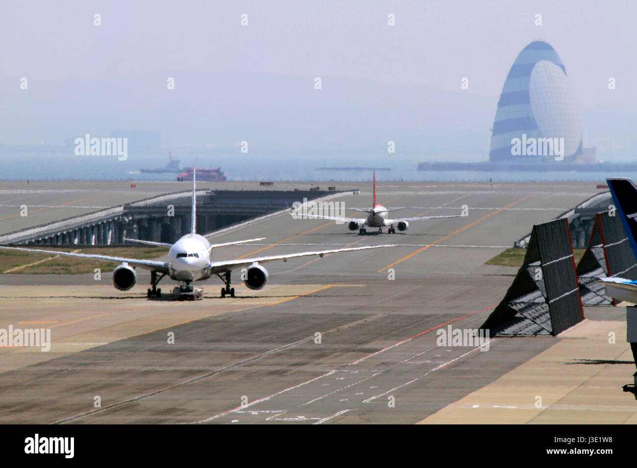 Haneda airport runway hi-res stock photography and images - Alamy