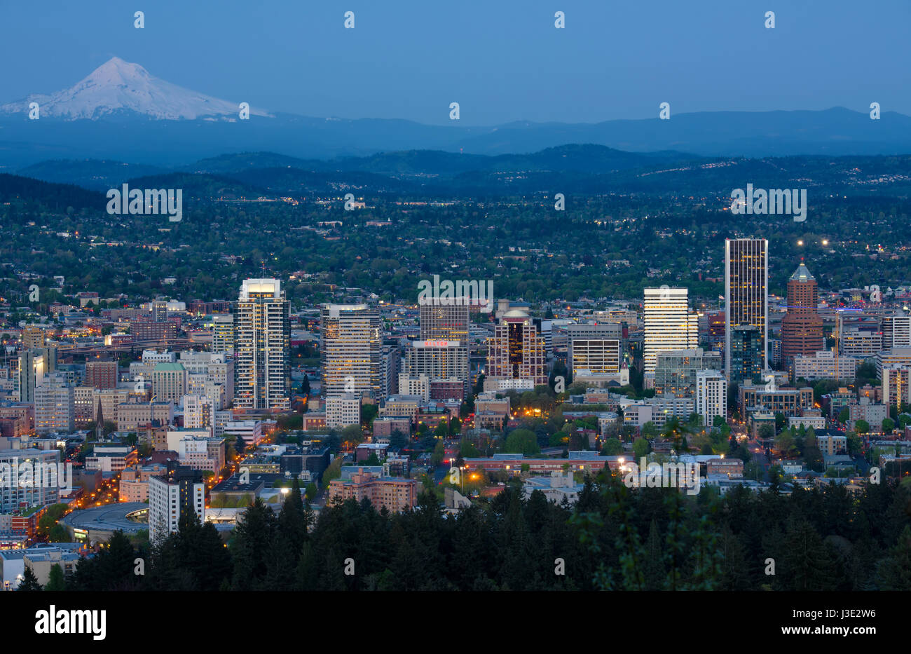 City streets in portland oregon hi-res stock photography and images - Alamy