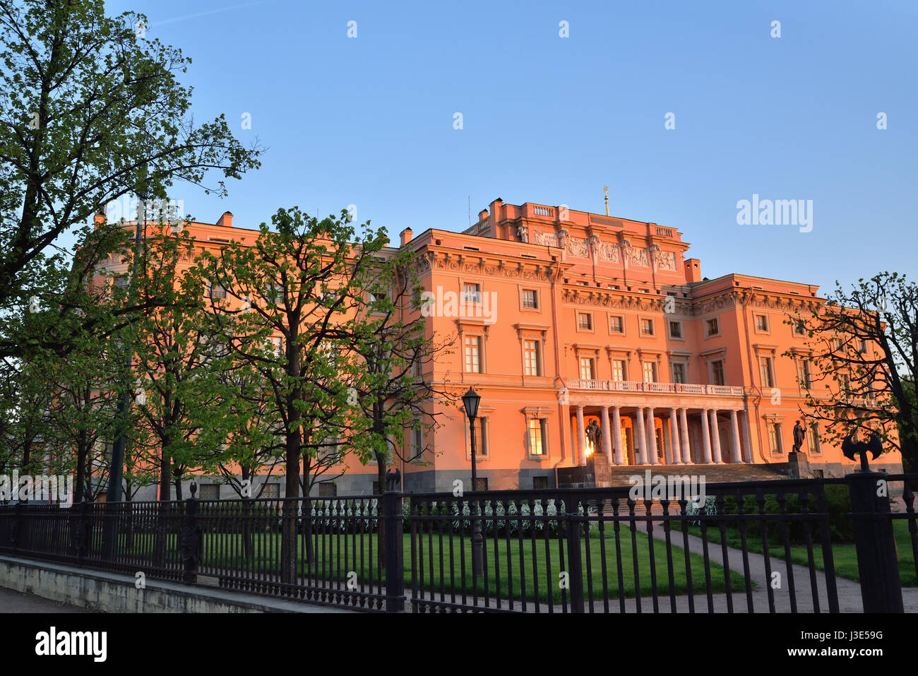 Mikhailovsky (engineers) castle from the Fontanka river at sunset in ...