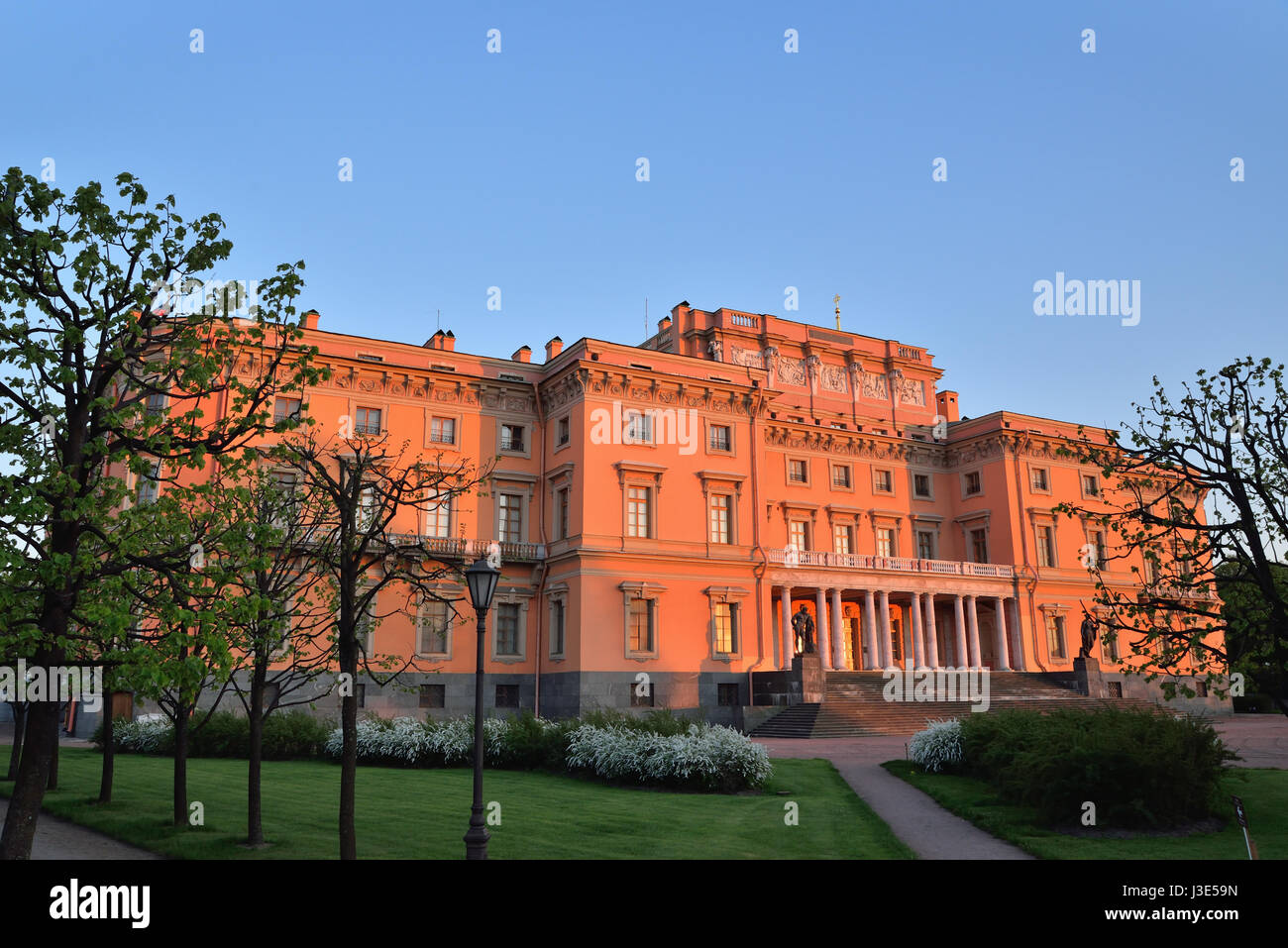 Mikhailovsky (engineers) castle from the Fontanka river at sunset in ...