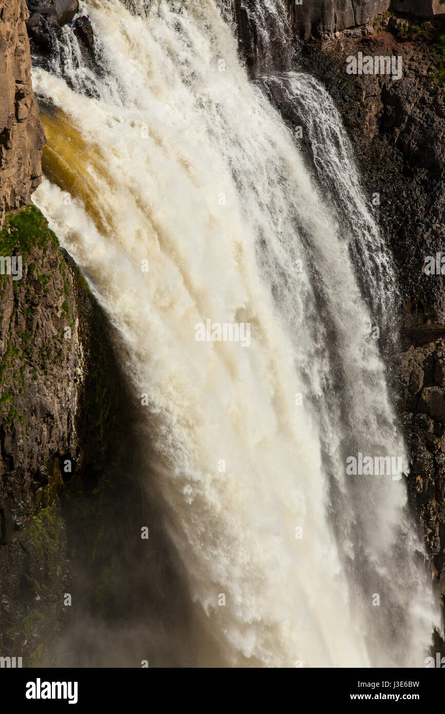The Palouse River plunges over Palouse Falls in Palouse Falls State ...