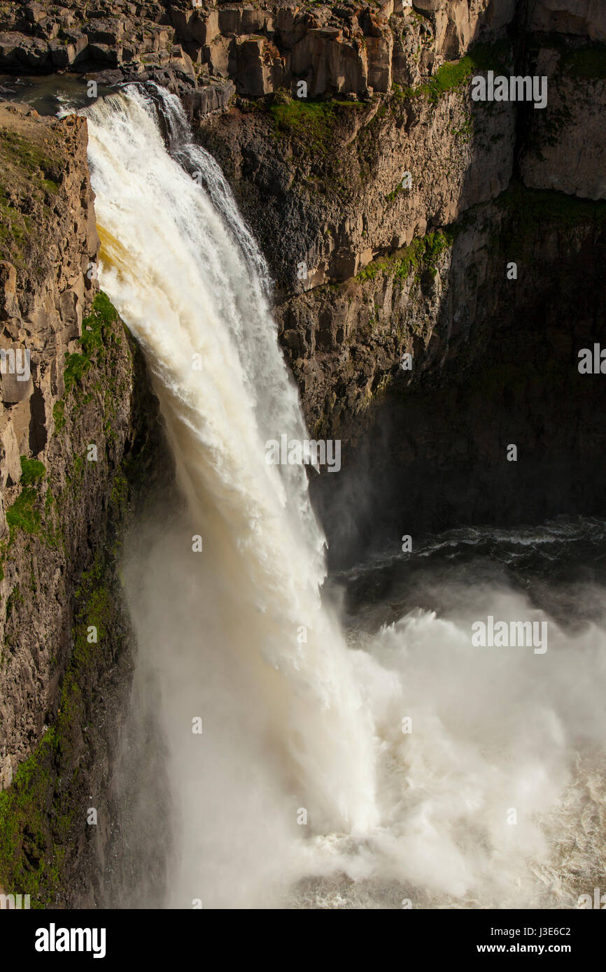 The Palouse River plunges over Palouse Falls in Palouse Falls State ...