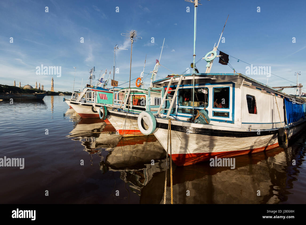 Mahakam river ferry in kalimantan hi-res stock photography and images ...