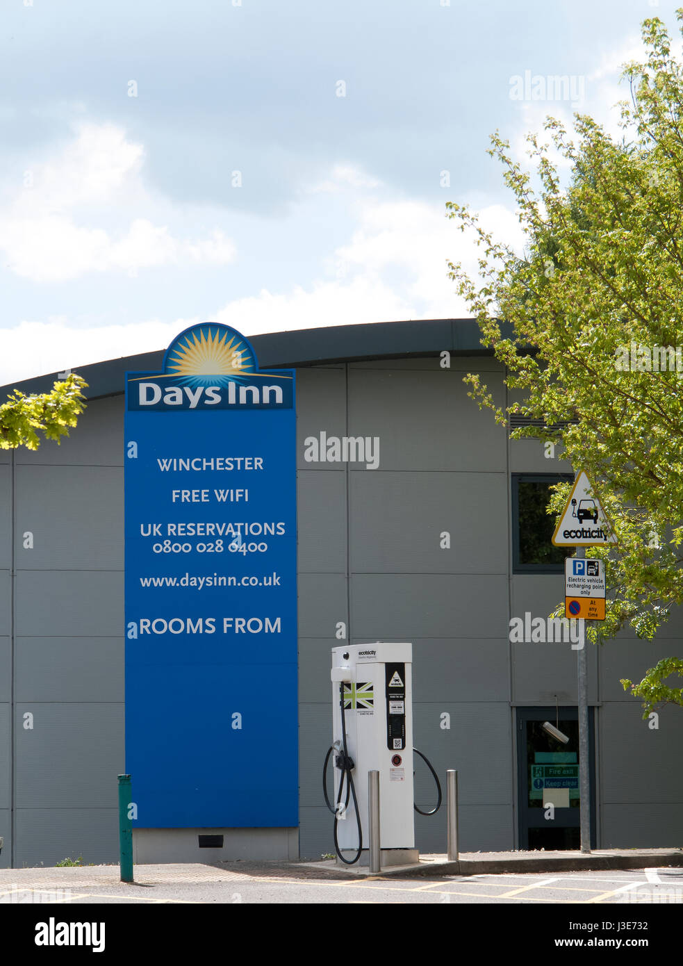 M3 motorway sign hi-res stock photography and images - Alamy