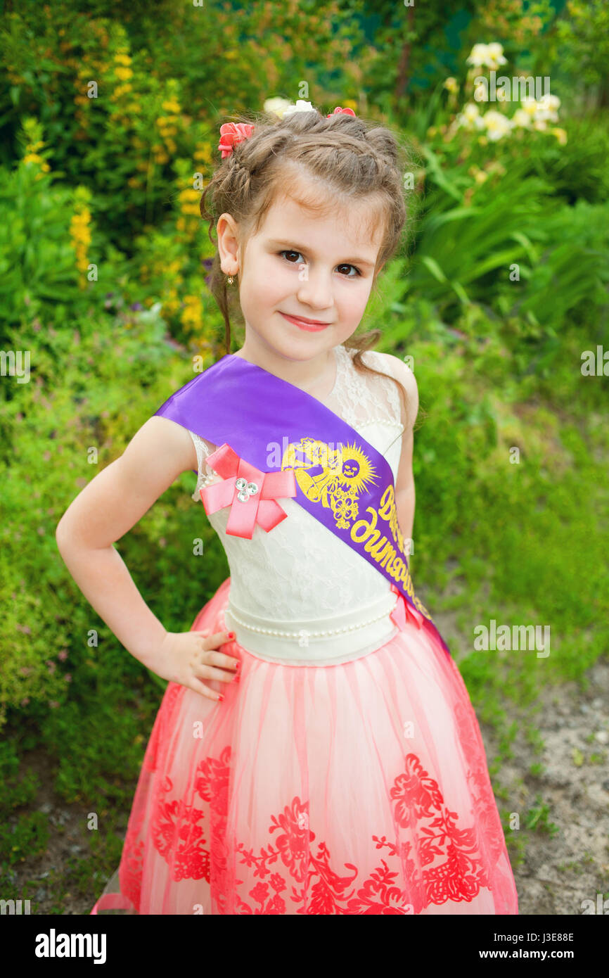 portrait of smiling beautiful small girl outdoor Stock Photo - Alamy