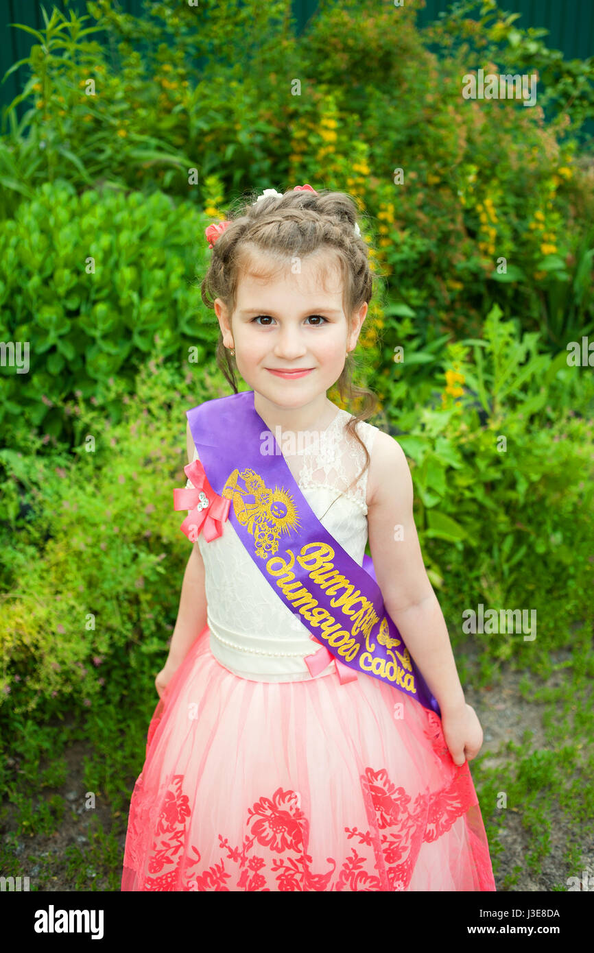 portrait of smiling beautiful small girl outdoor Stock Photo - Alamy