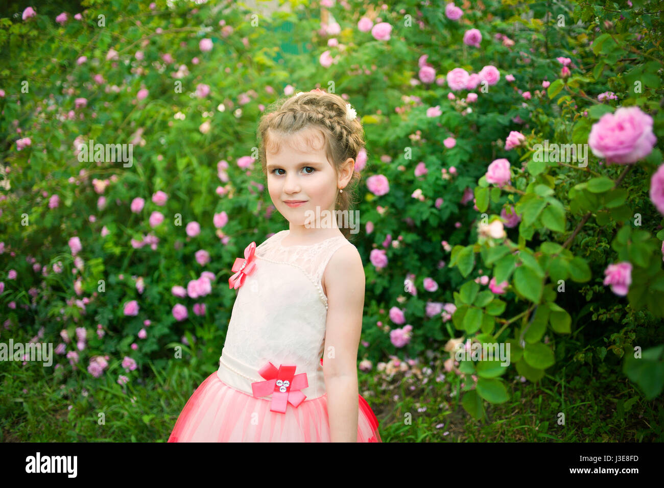 portrait of smiling beautiful small girl outdoor Stock Photo - Alamy