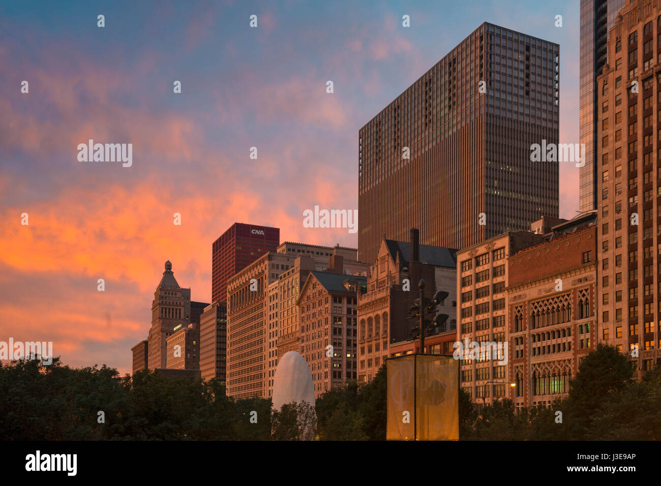 Chicago skyline at dawn hi-res stock photography and images - Alamy