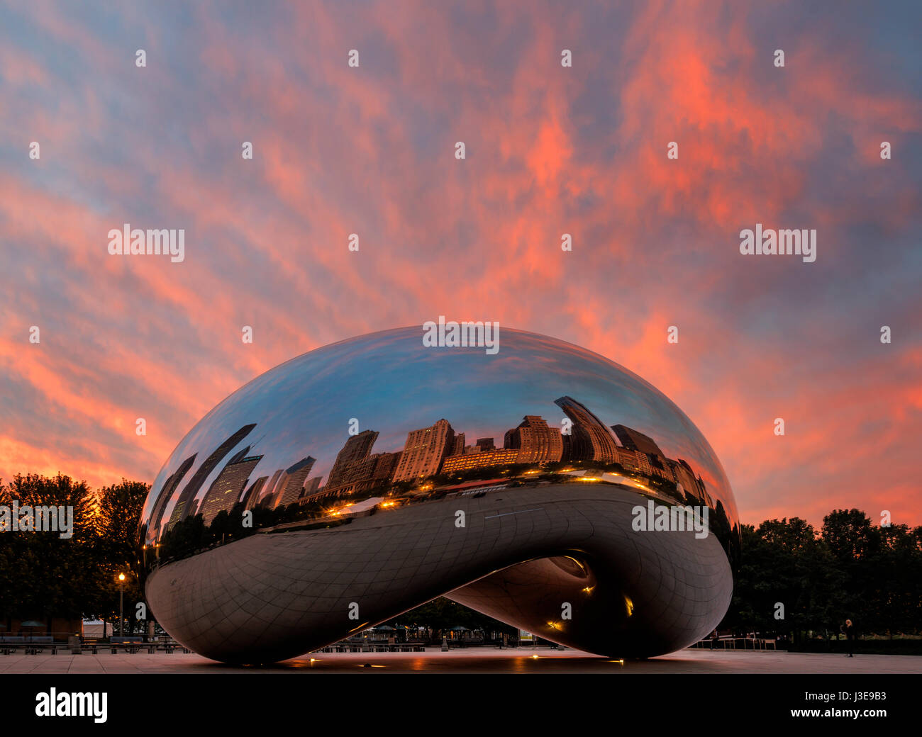 Dawn scenic from Millenium Park and the BEAN, Chicago USA Stock Photo ...