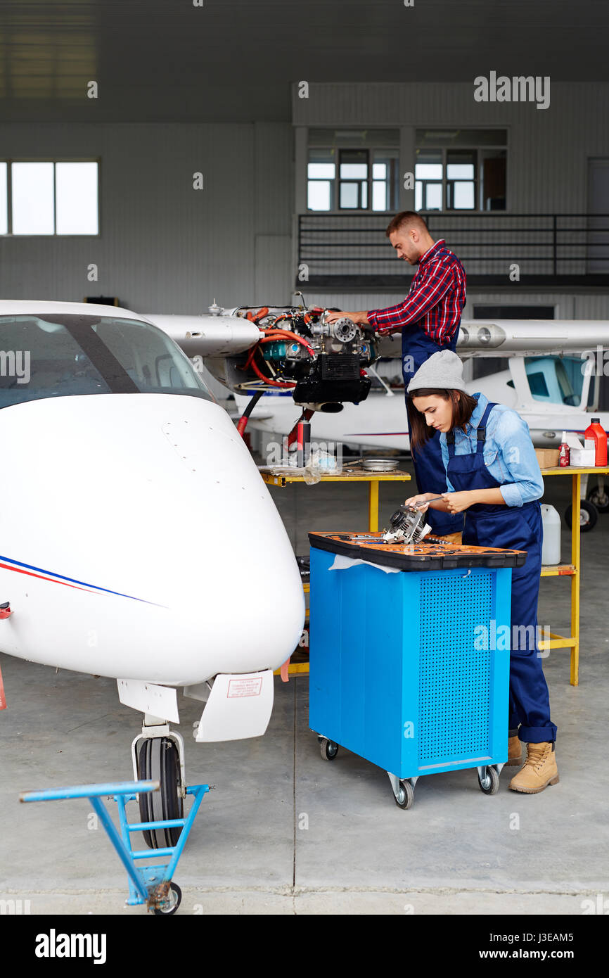 Aircraft maintenance crew hi-res stock photography and images - Alamy
