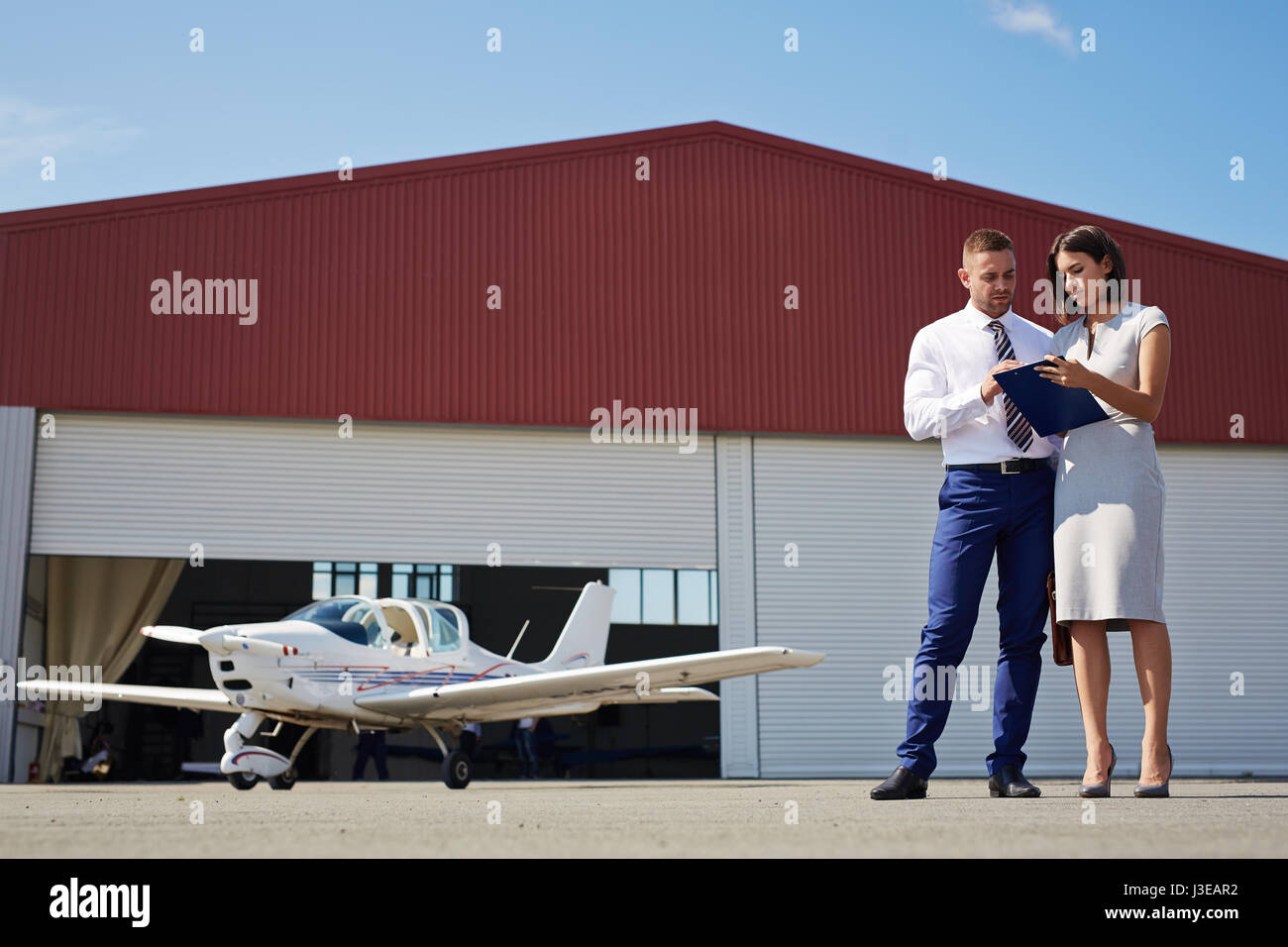 Businessman airport talking hi-res stock photography and images - Alamy