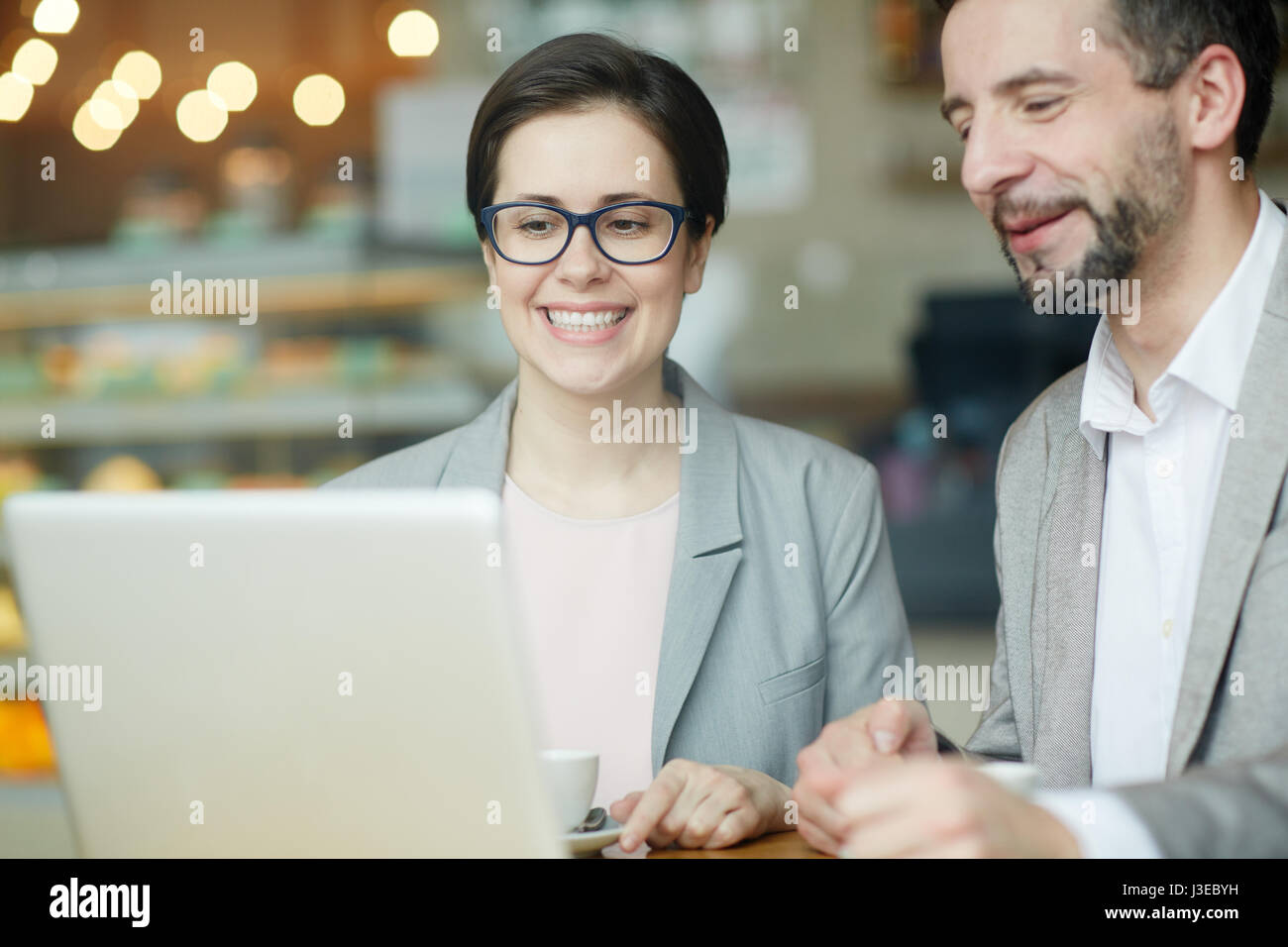 Smiley employee working hi-res stock photography and images - Alamy