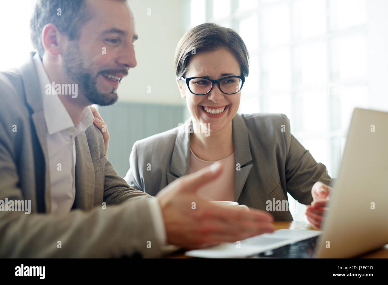 Smiley employee working hi-res stock photography and images - Alamy