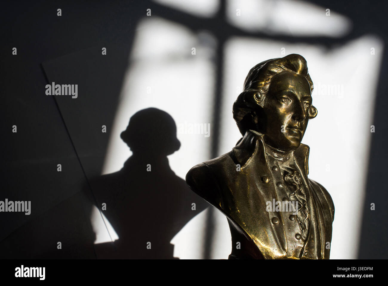close up of Wolfgang Amadeus Mozart statue portrait Stock Photo - Alamy