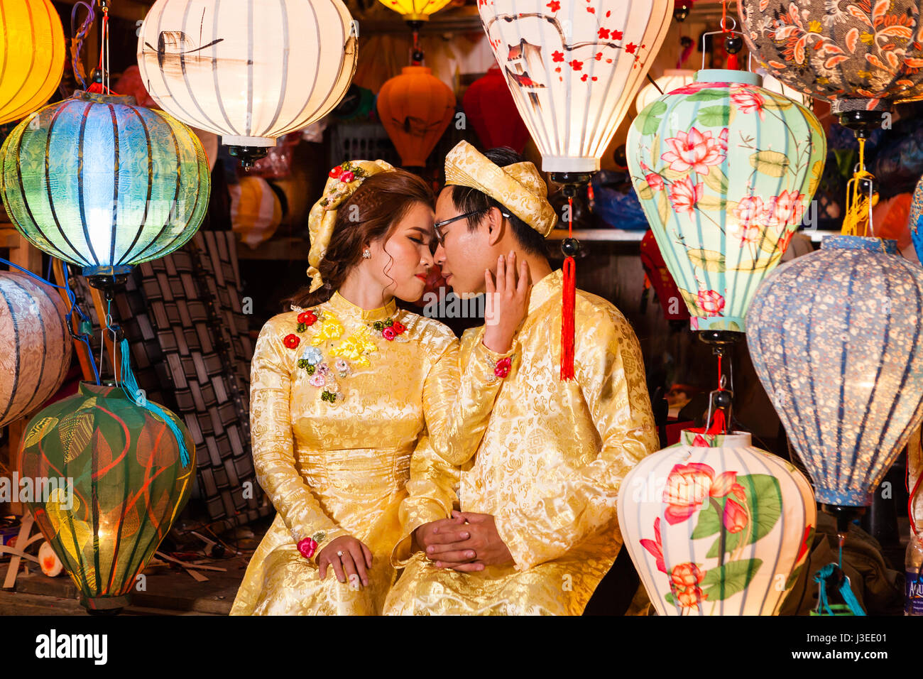 Traditional bride groom vietnamese wedding High Resolution Stock ...