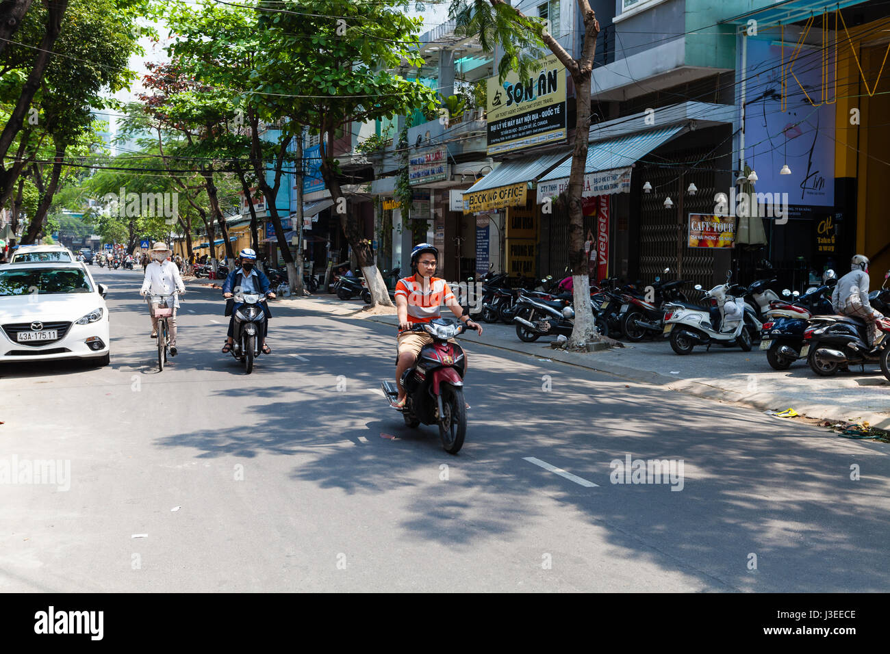 Da Nang Vietnam - march 11 2017: typical vietnamese street Stock Photo ...