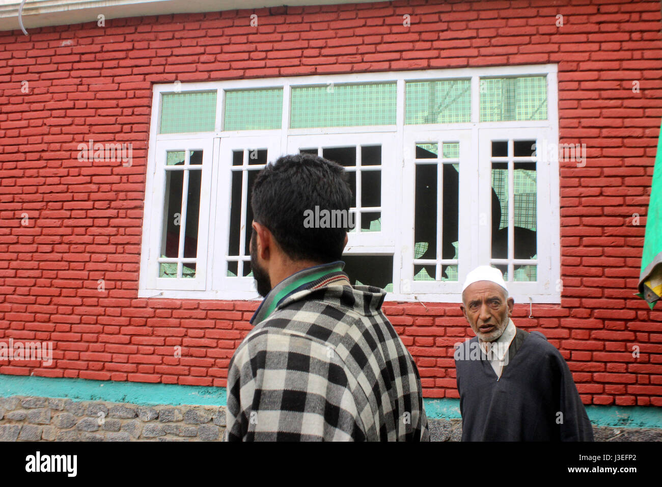 Shopian, India. 04th May, 2017. people looking towards the inhabitants ...