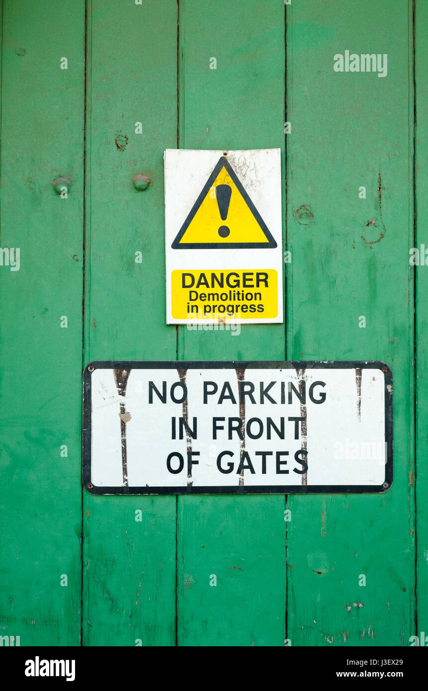 Demolition sign hi-res stock photography and images - Alamy