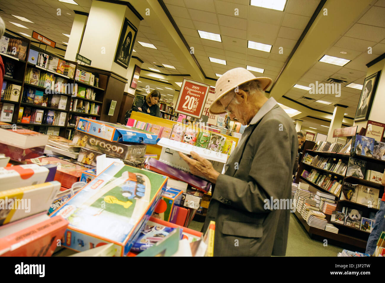 Discount bookstore hi-res stock photography and images - Alamy