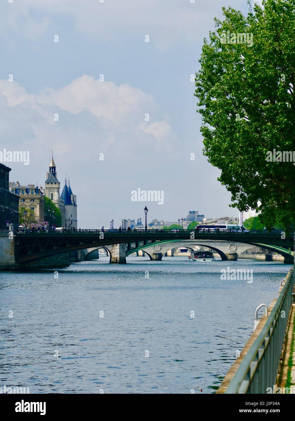 Paris right bank hi-res stock photography and images - Alamy